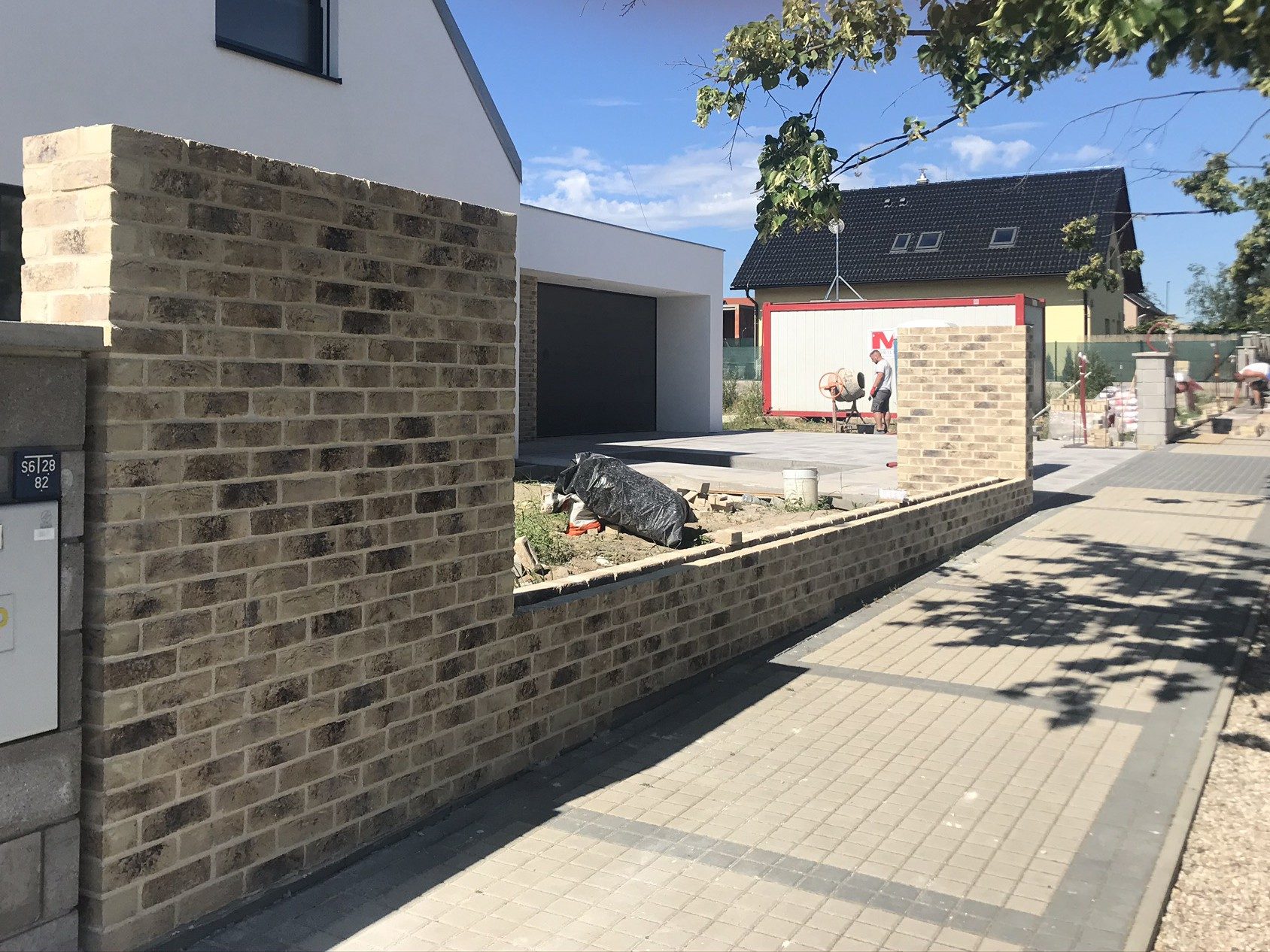 Zděný plot z pálených cihel Terca